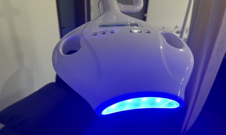 ホワイトニングにLEDはなぜ必要？歯の黄ばむ原因と歯が白くなる仕組みを解説 | ホワイトニングサロンKiratt